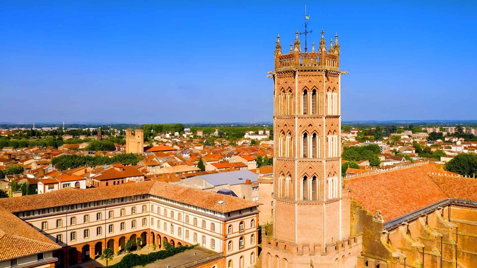 Découvrez Pamiers, la ville de canaux et clochers, au cœur de l'Ariège